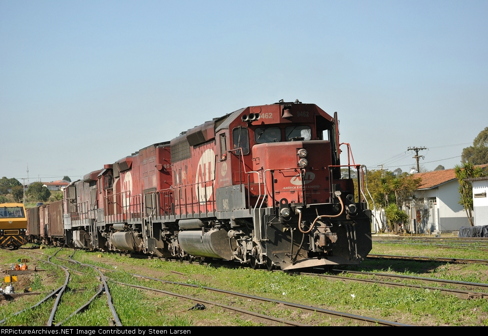 ALL 9462 (SD40-2), 9513 (SD40T-2) & 7623 (C30-7) passing thru Araucaria yard June 2010